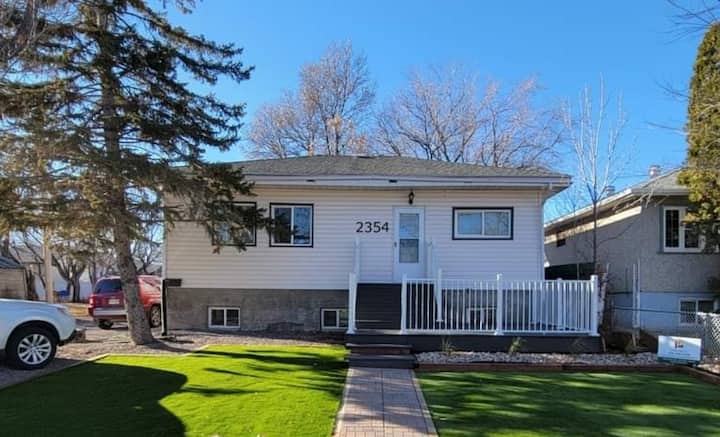Upstairs Suite - Renovated And Close To Downtown - Regina