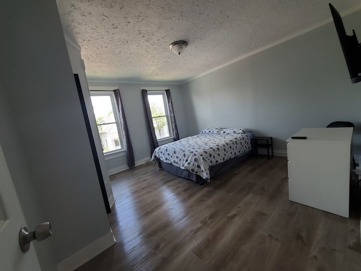 Big, Cozy, Quiet, Convenient Great For Long Stays! - Dayton, OH