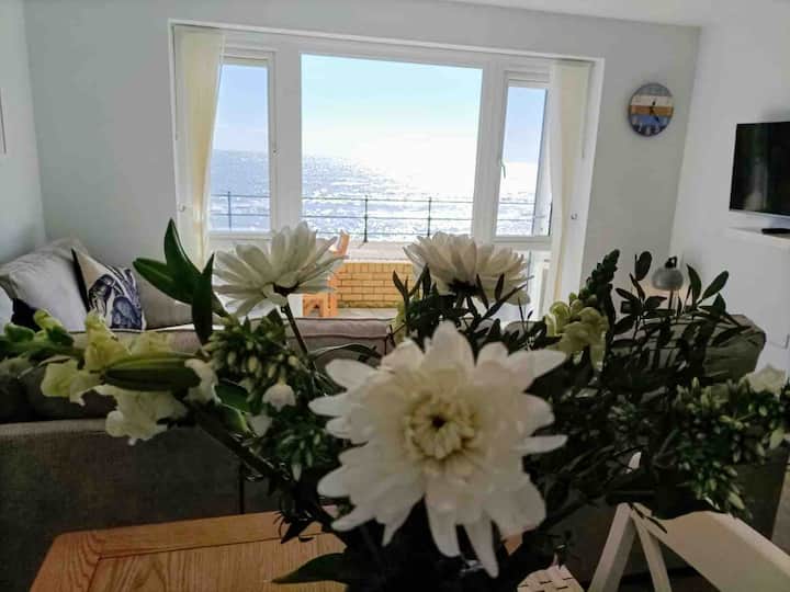 Modern Beach Side Apartment With Easy Access. - Isle of Wight