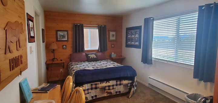 The Bear's Den On East End Road - Homer, AK