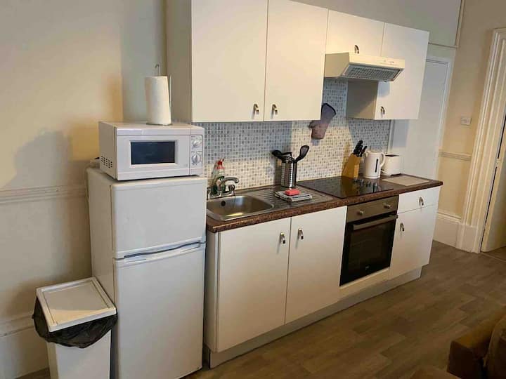 Large 2 Bedroom Apartment With Private Parking - Liverpool