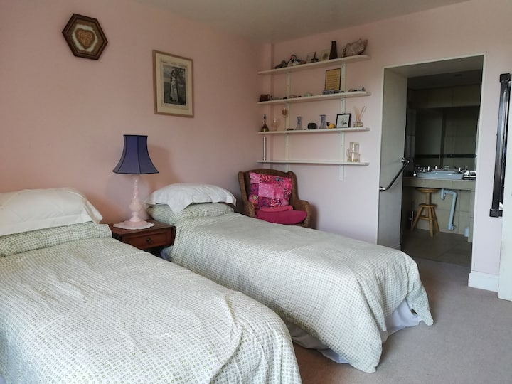 En-suite Room In A Family Farmhouse Home. - Fishguard