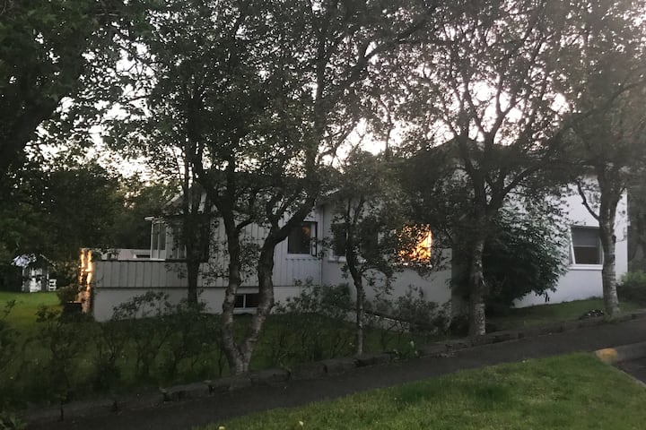 Large Private House W/hot Tub. Fantastic Location - Reykjavík