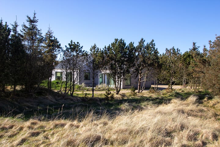 Nordisk Arkitekttegnet Bolig Omgivet Af Vild Natur - Klitmøller