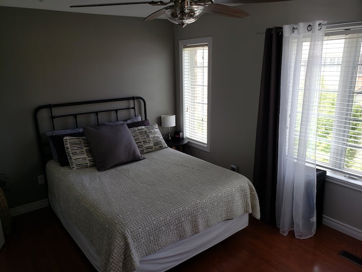 Welcoming Bedroom In Shared Townhouse - Hamilton