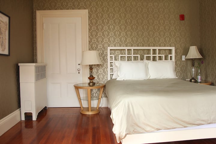 Historic House Bed & Breakfast W/art Rm #2 - Providence, RI