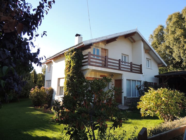 Amplia Y Calida Casa Con Jardin. - San Carlos de Bariloche