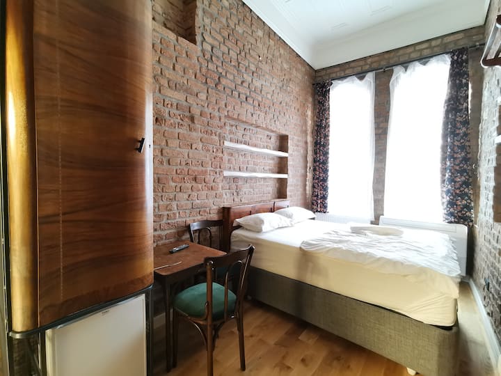 Historical & Beautiful Small Studio Apt, Taksim Sq - Estambul