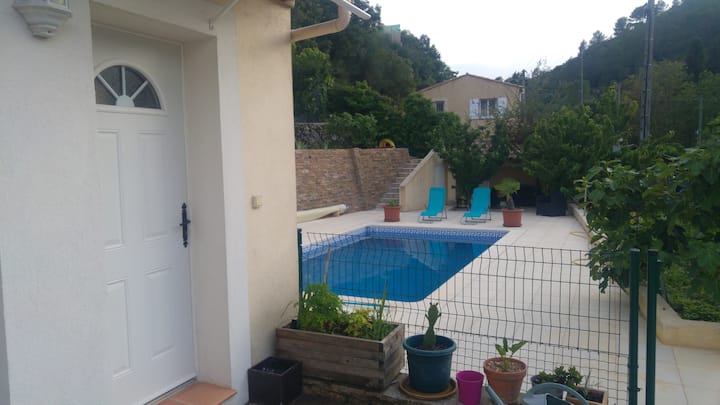 Solliès-toucas : Maison Avec Piscine Privée - Cuers