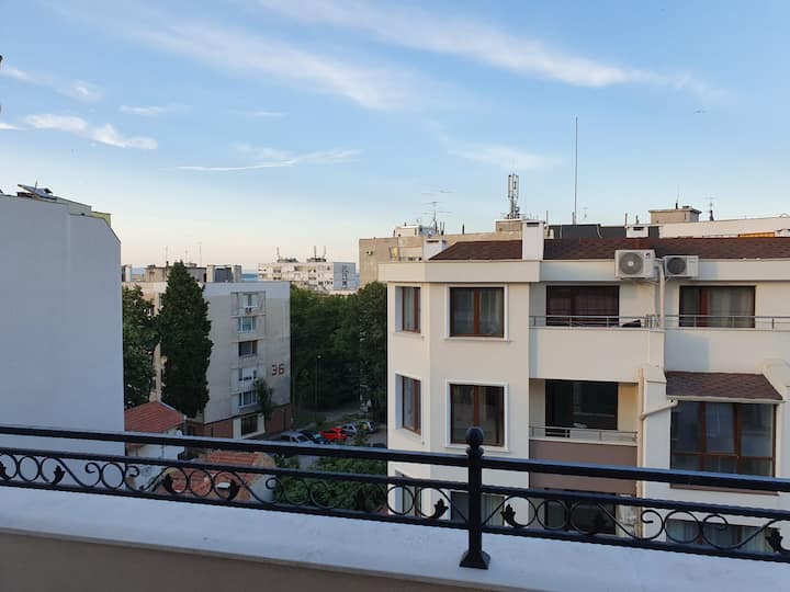 Charming Apartment Near Sea Garden And Beach - Burgas