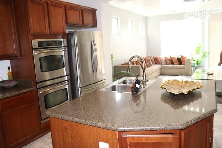Edc Castle 5 * 2 Masters * 4000 Sq Feet * Gated - North Las Vegas, NV