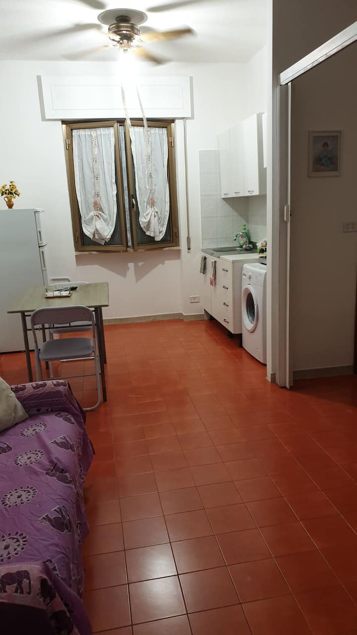 Piccolo Monolocale Attrezzato. Ambiente Unico - Brindisi
