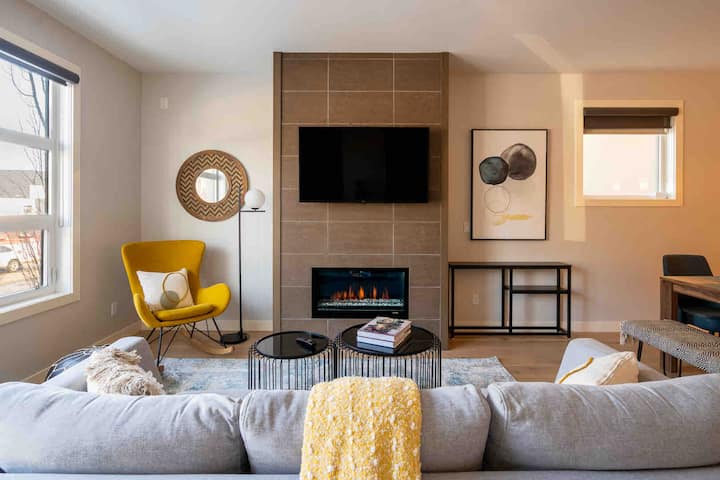 Central 3 Bdrm Home In Trendy Marda Loop - Calgary