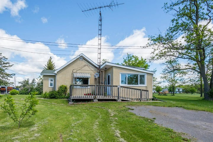Yellow Cottage On The Bay Of Quinte - Napanee