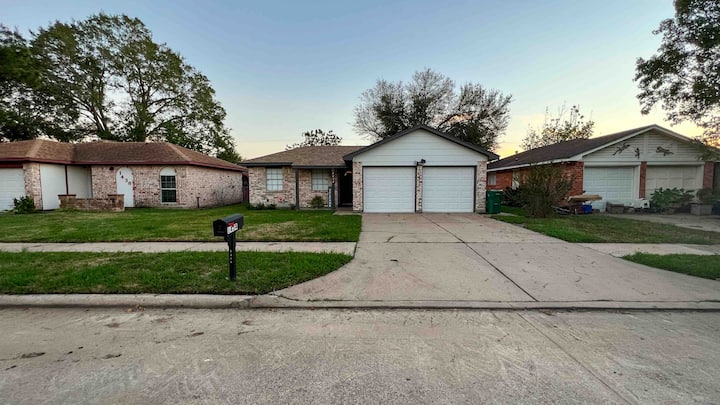Very Affordable Great Home Away From Home - Deer Park, TX