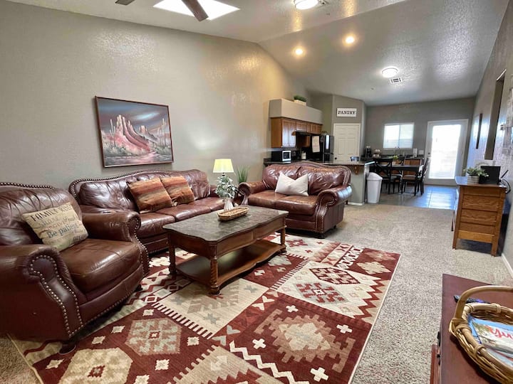 Condo Garage Quiet Neighborhood Dogs Welcome! - Yuma, AZ