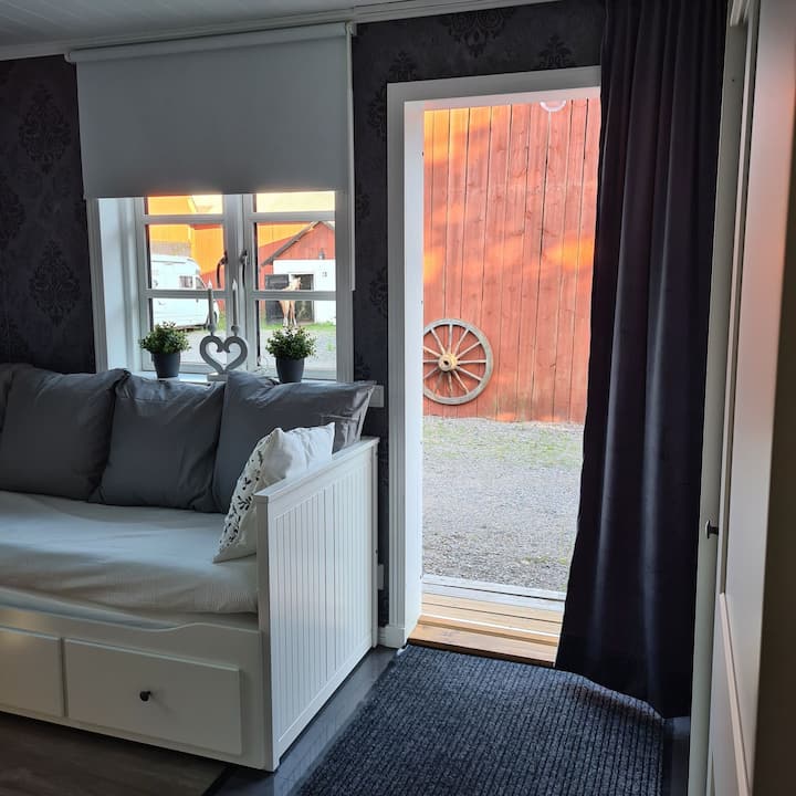 Nyrenoverad Stuga På Hästgård - Borlänge
