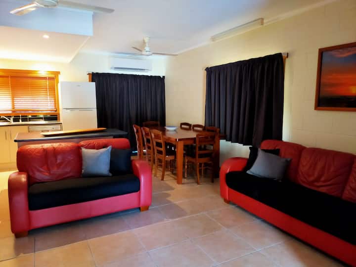 Large Coastal Ground Floor Two Bedroom Retreat - Bowen
