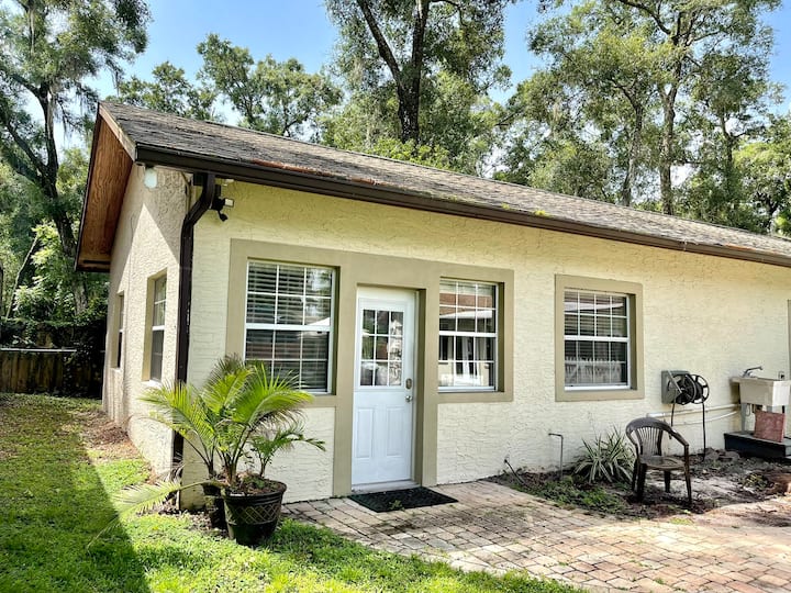 Quaint, Clean Apartment In Deland - DeLand, FL