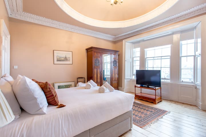 4 Bedroom City Centre Penthouse Sleeps 8 - Edinburgh