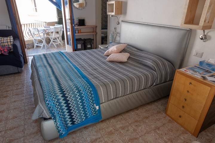 Double Room With Balcony. Il Giardino. - La Maddalena