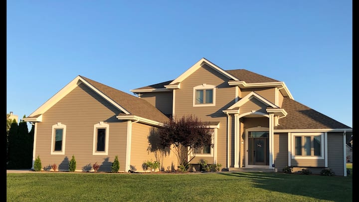 Versatile Single Family Home (Huge!) - Milwaukee, WI