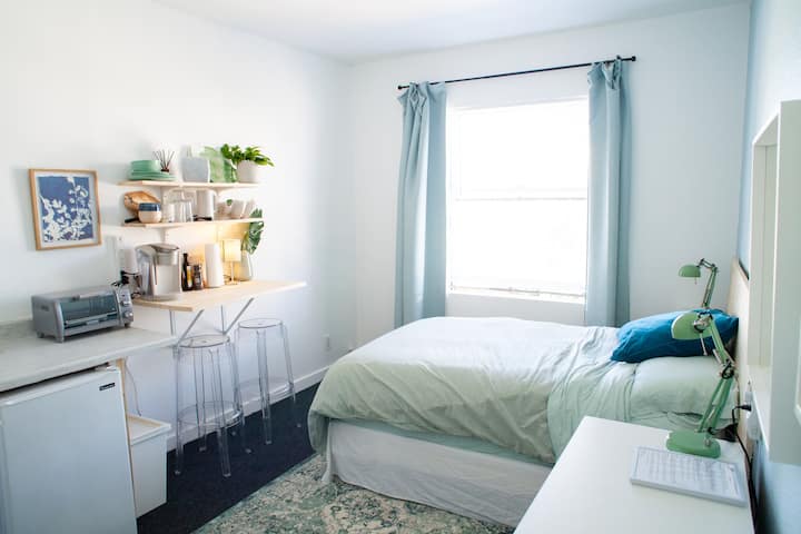 Private Studio Room View Of Hills | Month To Month - Los Ángeles, CA