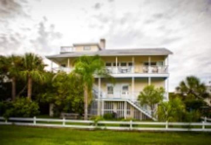 A Summer Place A&b Turn Ofcentury House Ocean View - Tybee Island, GA