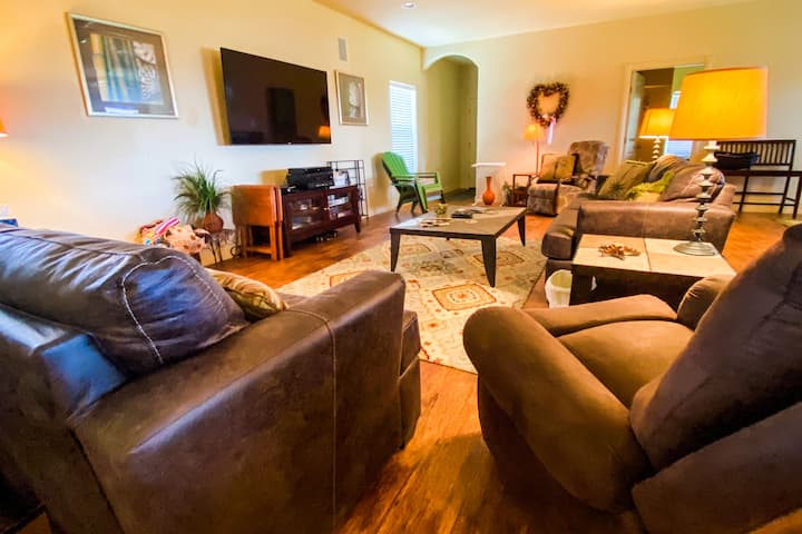 Beach Getaway - Short Walk To Beach, Games, Patio - Crystal Beach, TX