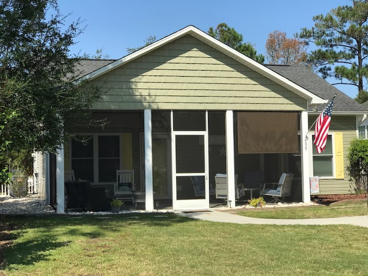 "Just Enough" Beach Home Screened Front Porch! - Oak Island, NC