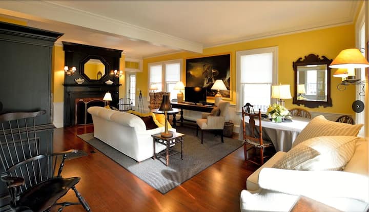 Exquisite Luxury Carriage House Sleeps 8 - King Richard's Faire