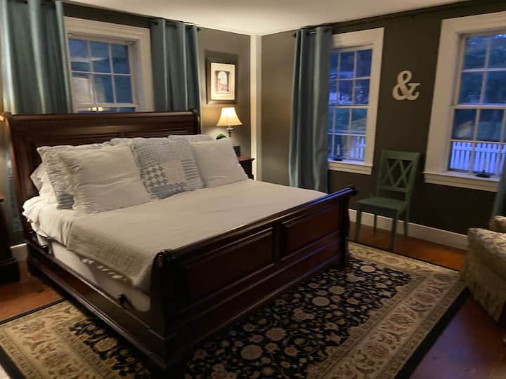 Historic Colonial Executive Guest Suite B - Massachusetts