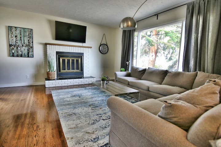 Central Sw Charm | 3-bedroom Family-friendly Oasis - Calgary