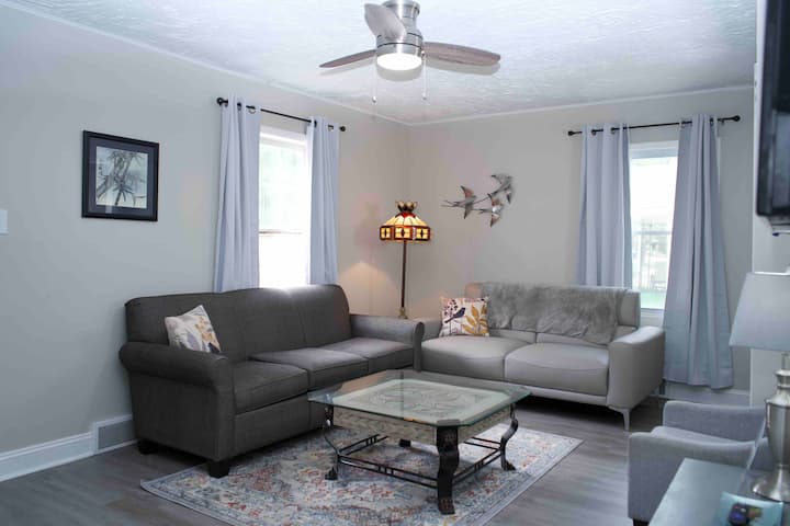 Feathered Nest: A Charming 2br Cottage Getaway - Wichita, KS