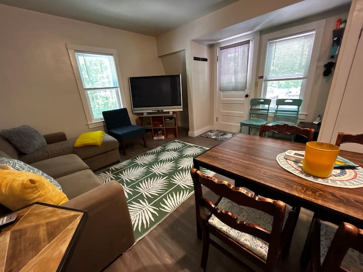 Yellow Tree-quaint 2 Bedroom Apartment, Sleeps 4-6 - Put-in-Bay, OH