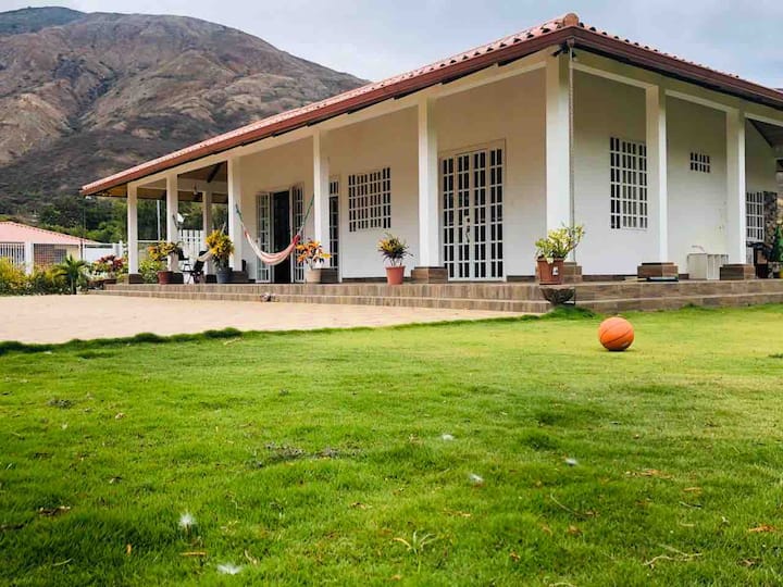 Casa De Campo Moderna, Disponible Solo Para Ti. - Loja