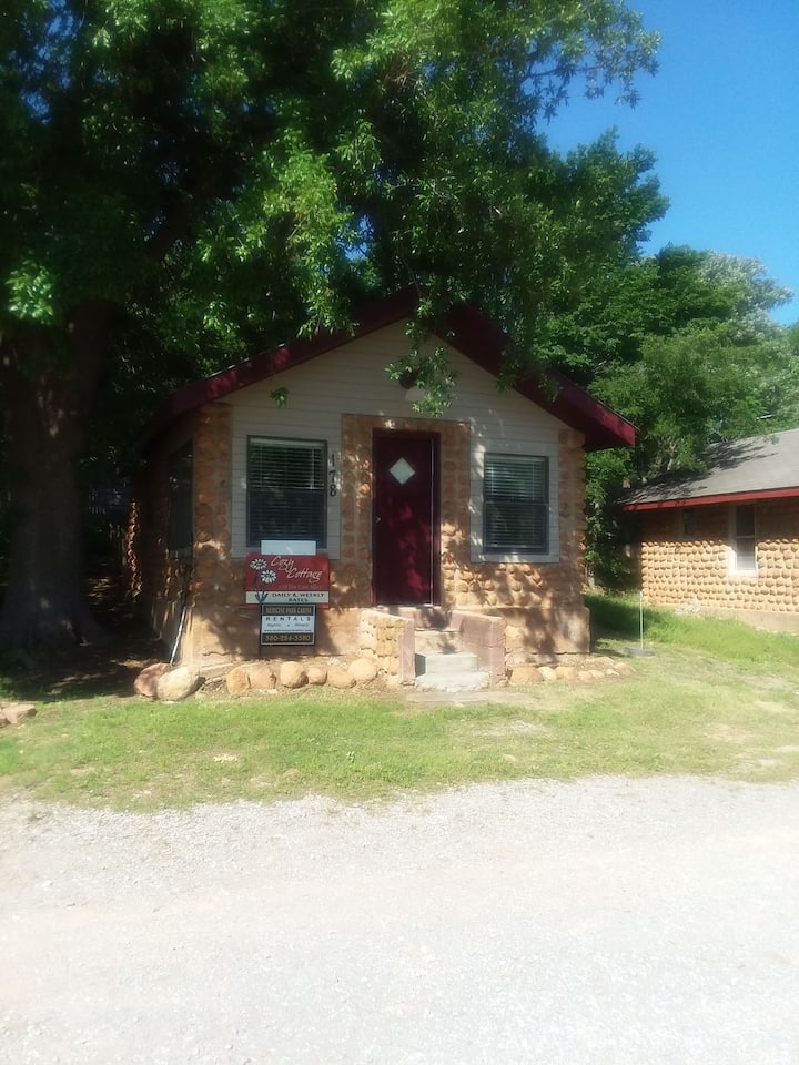 Cozy Cottage - Medicine Park, OK