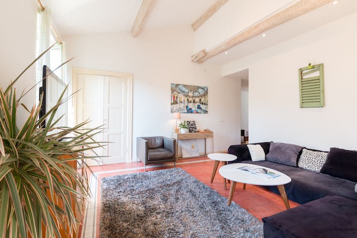 Large Apt, 3bdr In Trendy Street - Nice