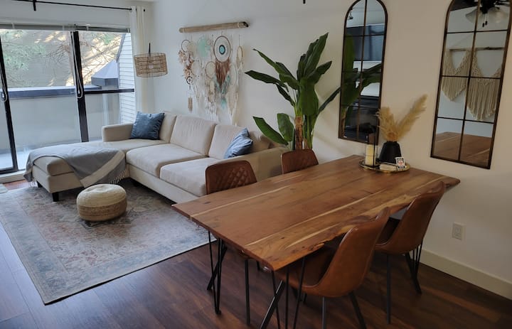 City Condo, Perfect Location - Surrey