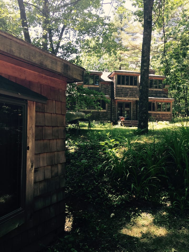 Peaceful Mountain Cottage Above Private Meadow - New England