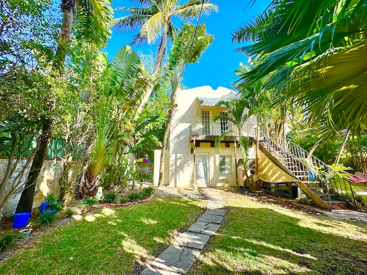 Darling Beach Cottage - Miami Beach, FL