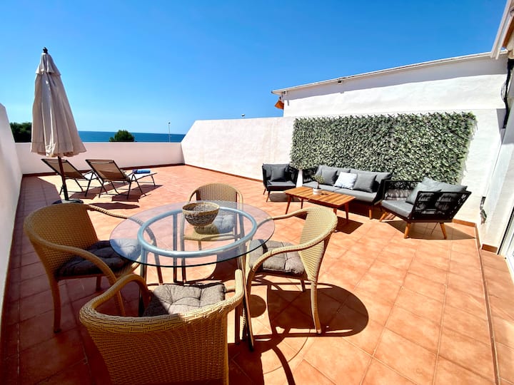 Bright Beachfront Apartment - Golf, Beach & Fun - Marbella