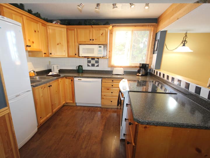 Cute, Comfy And Cozy Ski Condo! - Big White Ski Resort, BC