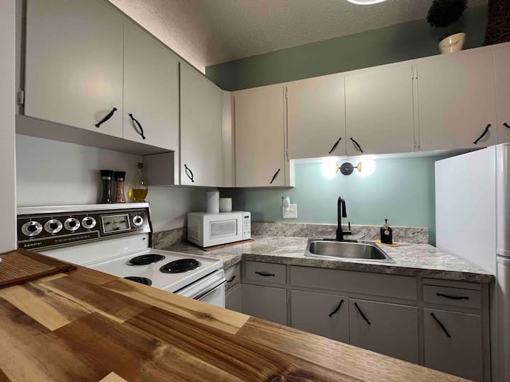 Mid-century Suite Near Downtown - Grande Prairie
