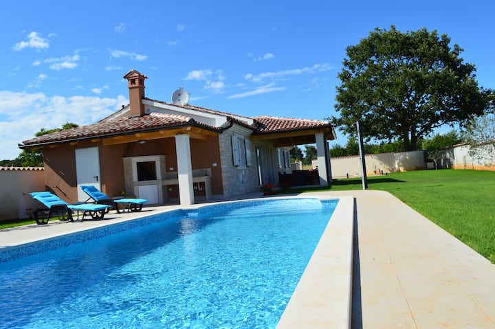 Villa Nera Pula, 100m2, Garden 900m2,pool, Jacuzzi - Pula