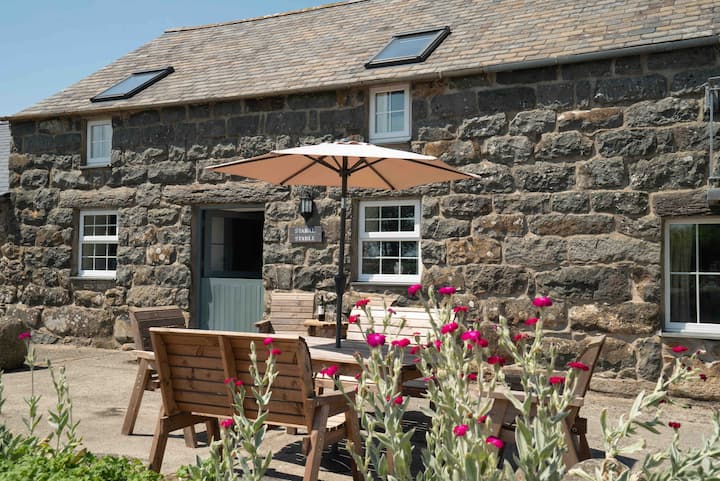 Stabal, Large Barn Conversion With Private Hot Tub - Pwllheli