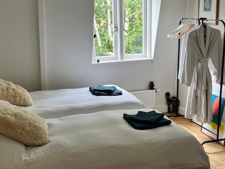 Spacious Comfort Room & Free Bikes + Free Parking - Heemstede