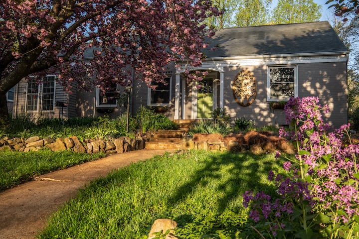 Corporate Retreat* Walk, Shop, Sip & Unwind! - Greensboro, NC