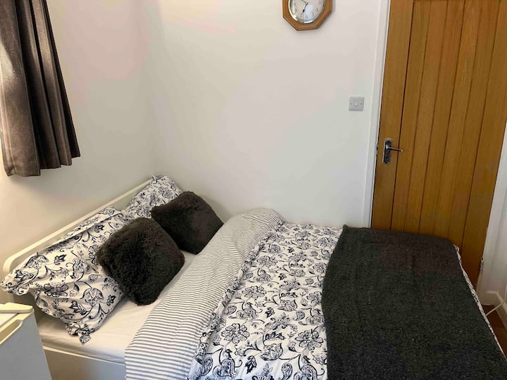 Studio Flat W/ Private Entrance - Bromley