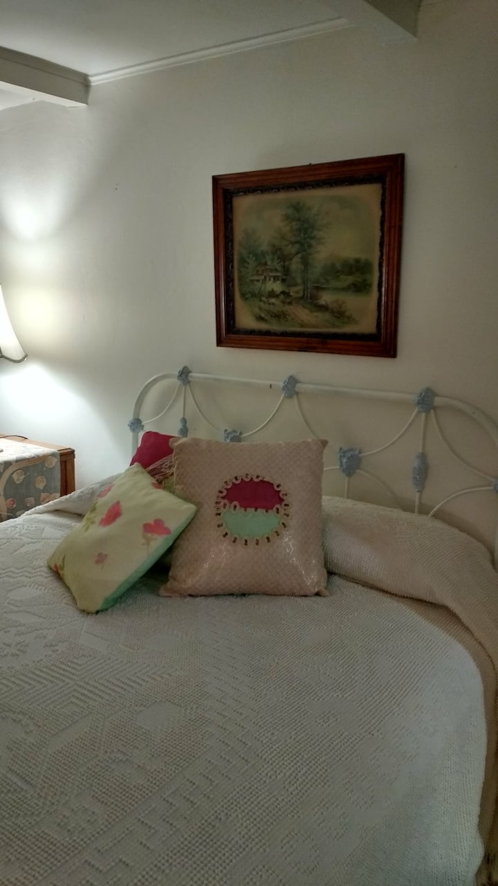 Friendly, Small Town Ambiance Private Studio - Silverton, OR